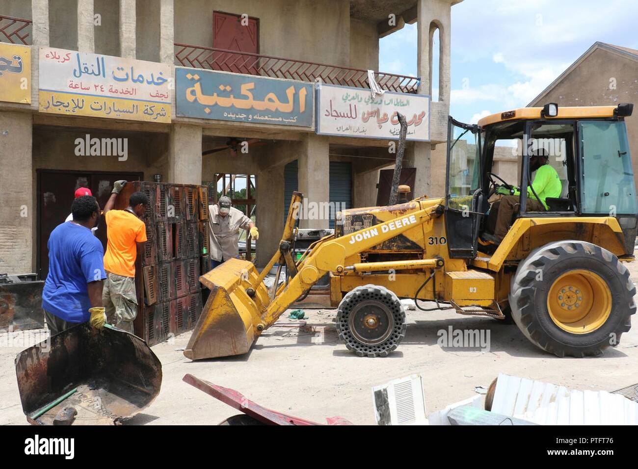 Front end loader scrap metal hi-res stock photography and images - Alamy
