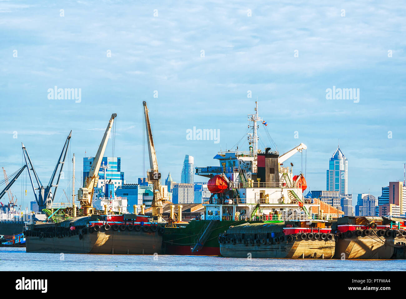 Cargo shipyard hi-res stock photography and images - Alamy