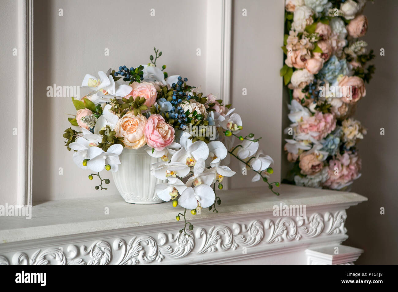 Flower arrangement in fireplace hi-res stock photography and images - Alamy