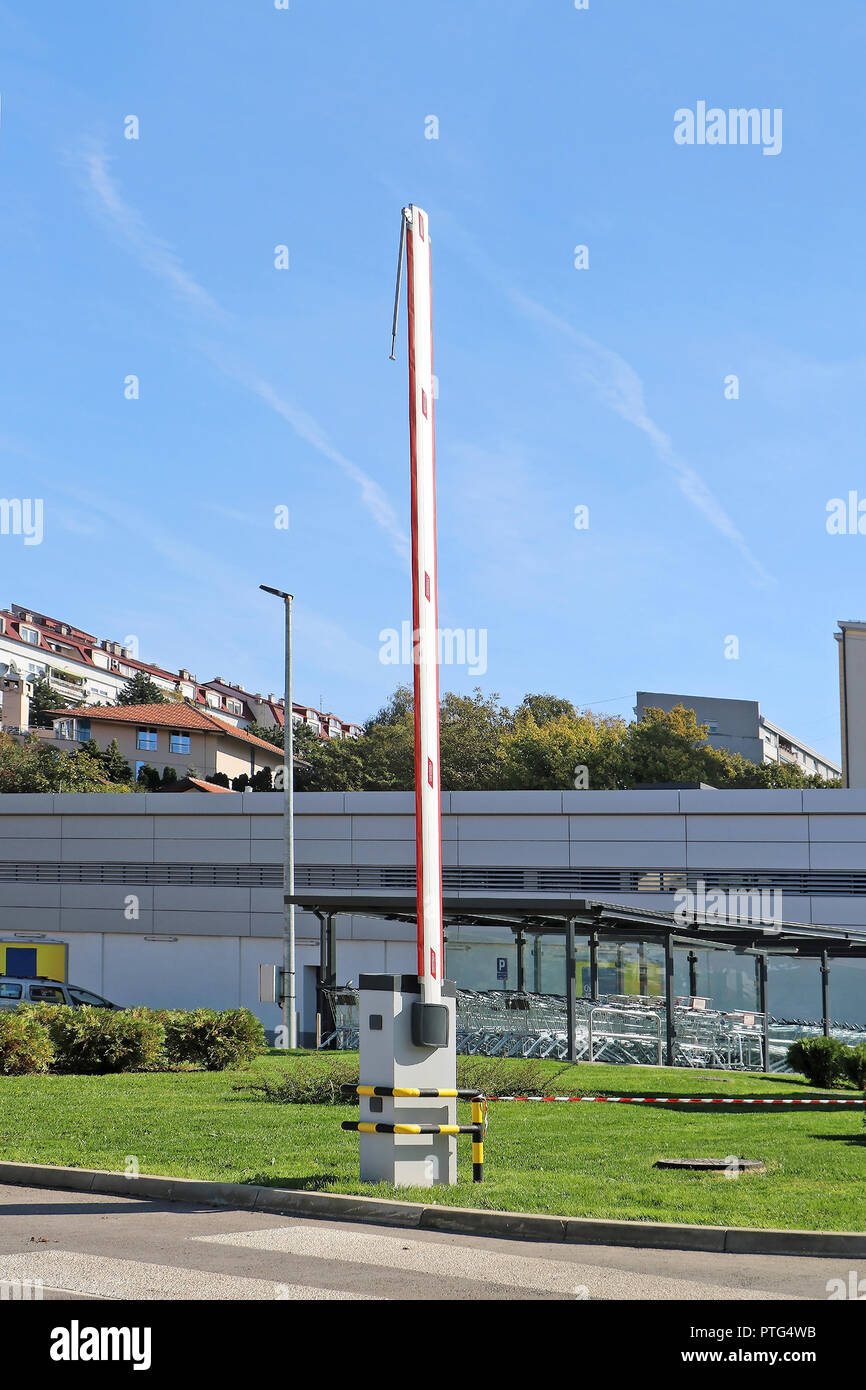 Grocery store exterior trolley hi-res stock photography and images - Alamy