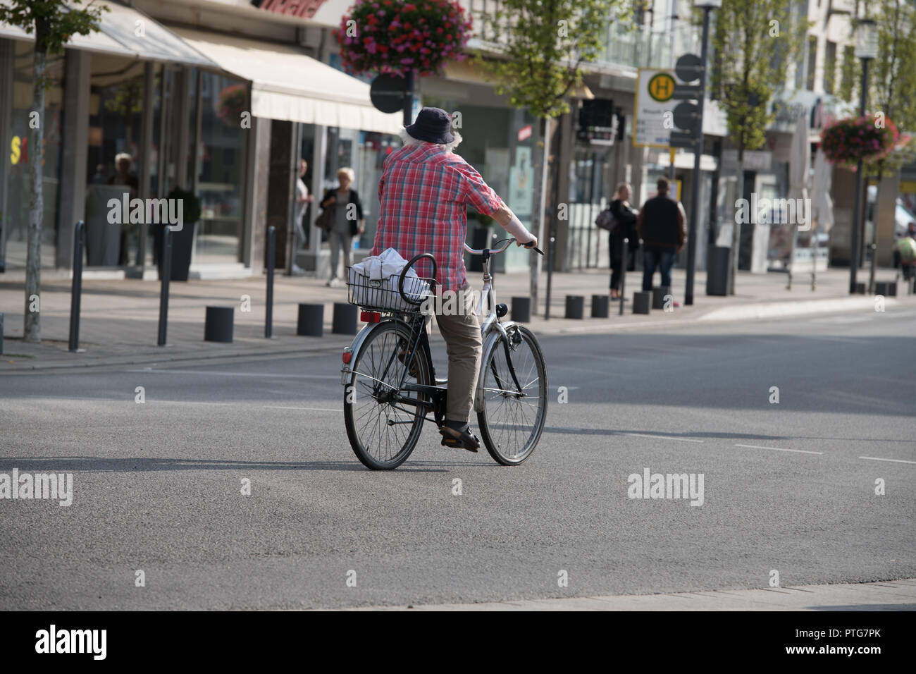 Cycling in city environment hi-res stock photography and images - Alamy