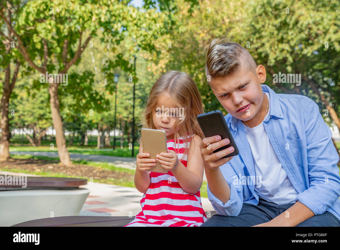 Large group people mobile phones hi-res stock photography and images ...