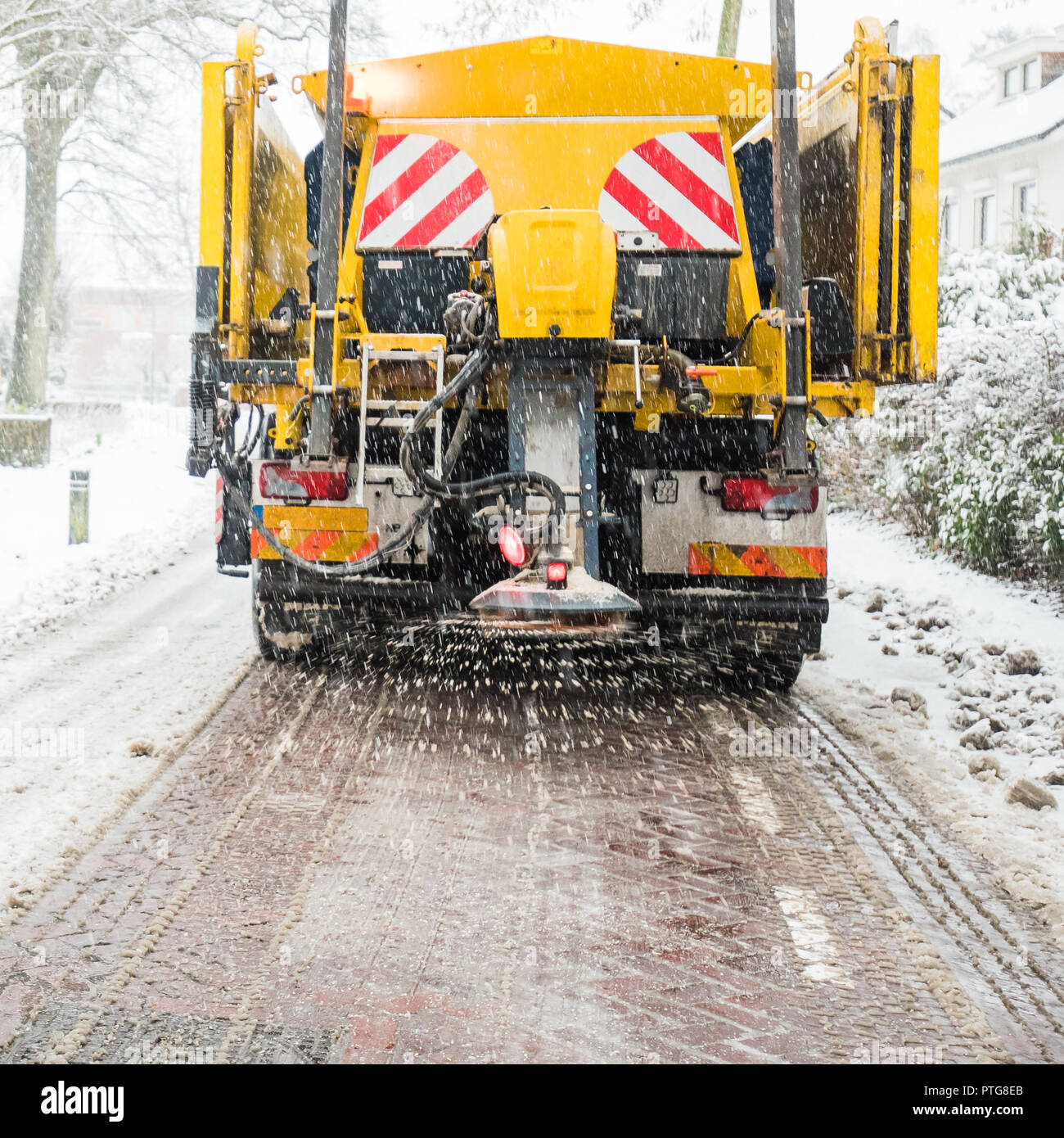 Truck spreading salt winter hi-res stock photography and images - Alamy