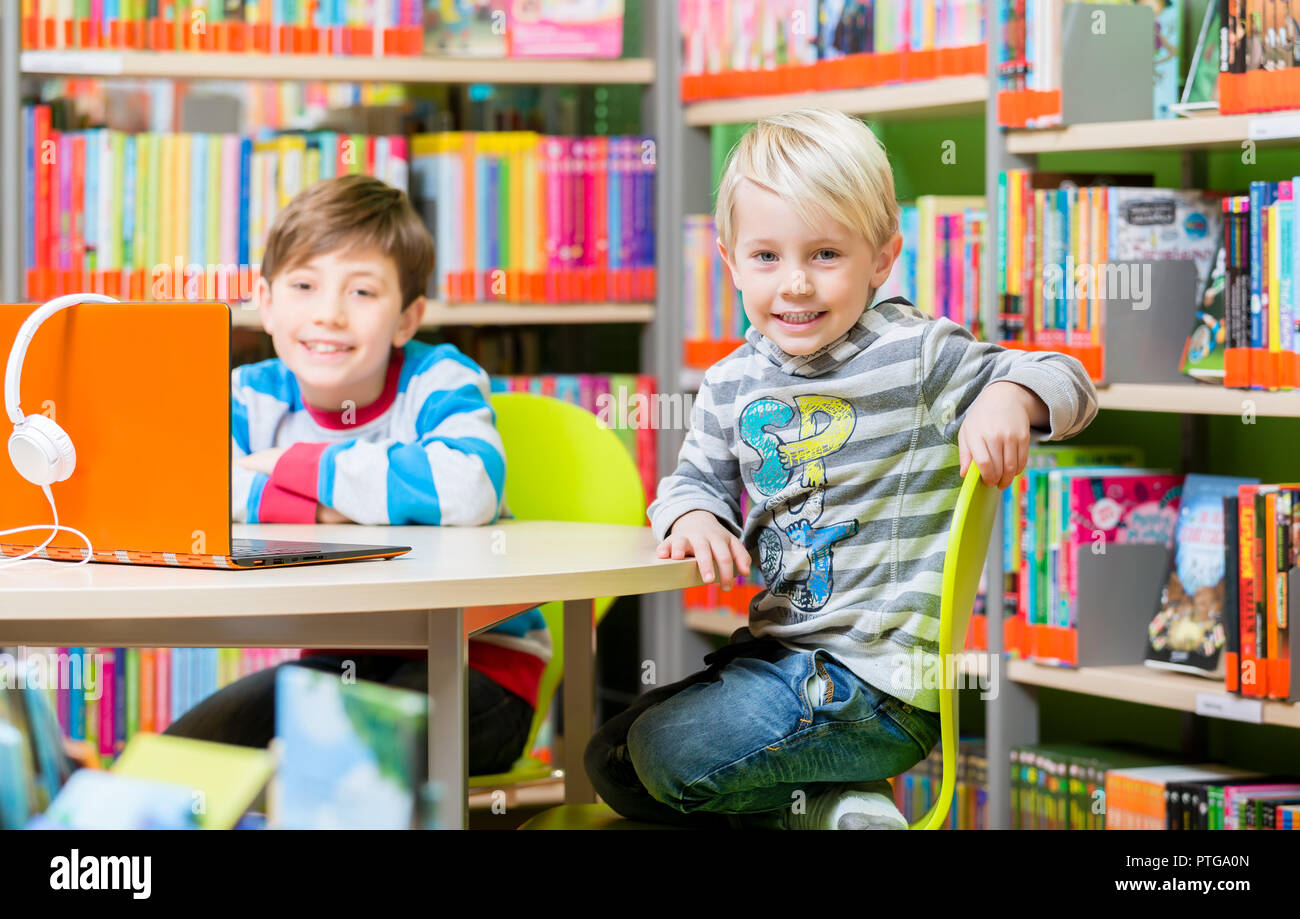 People having fun in library hi-res stock photography and images - Alamy