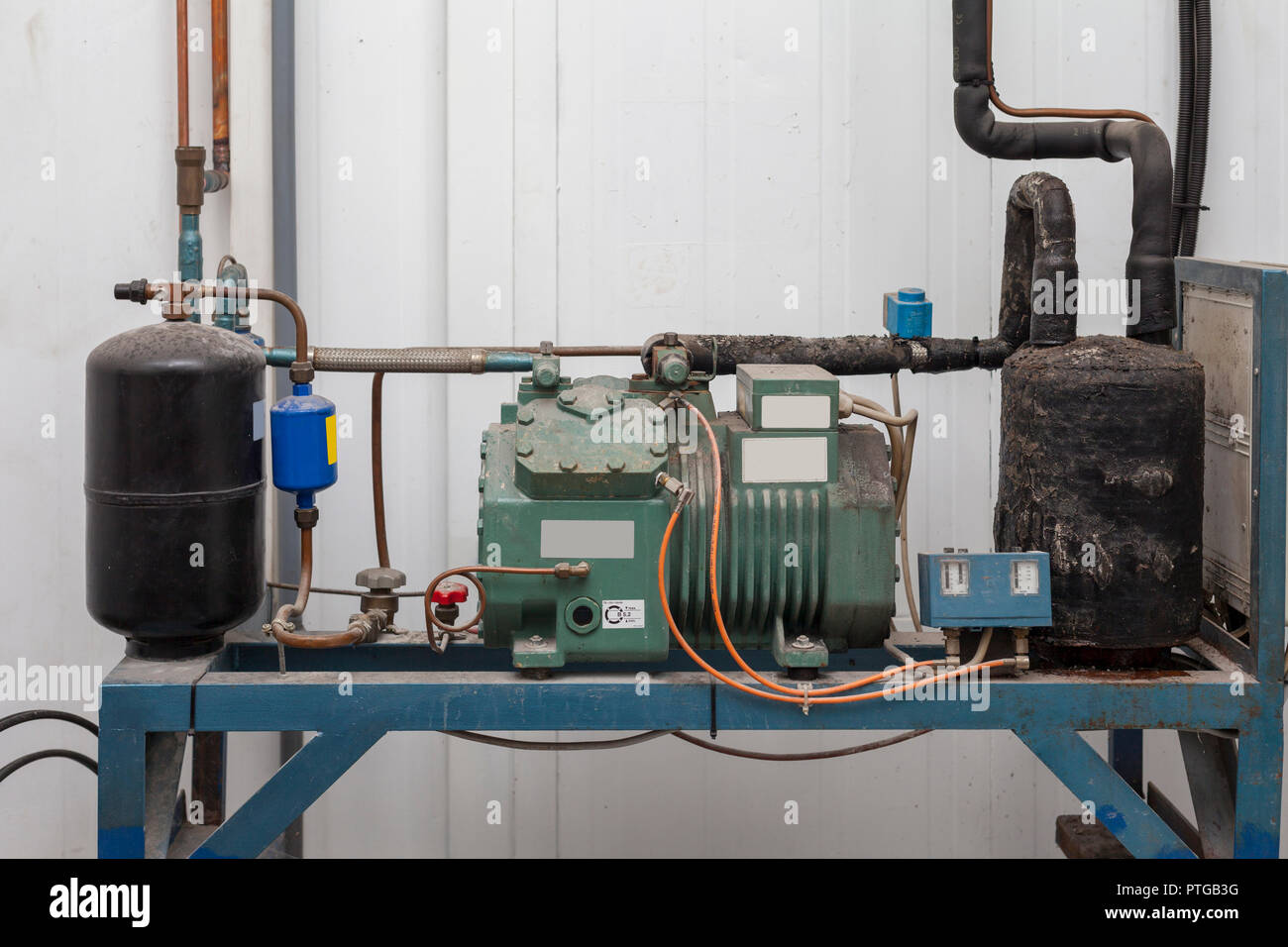 Old ac unit hi-res stock photography and images - Alamy
