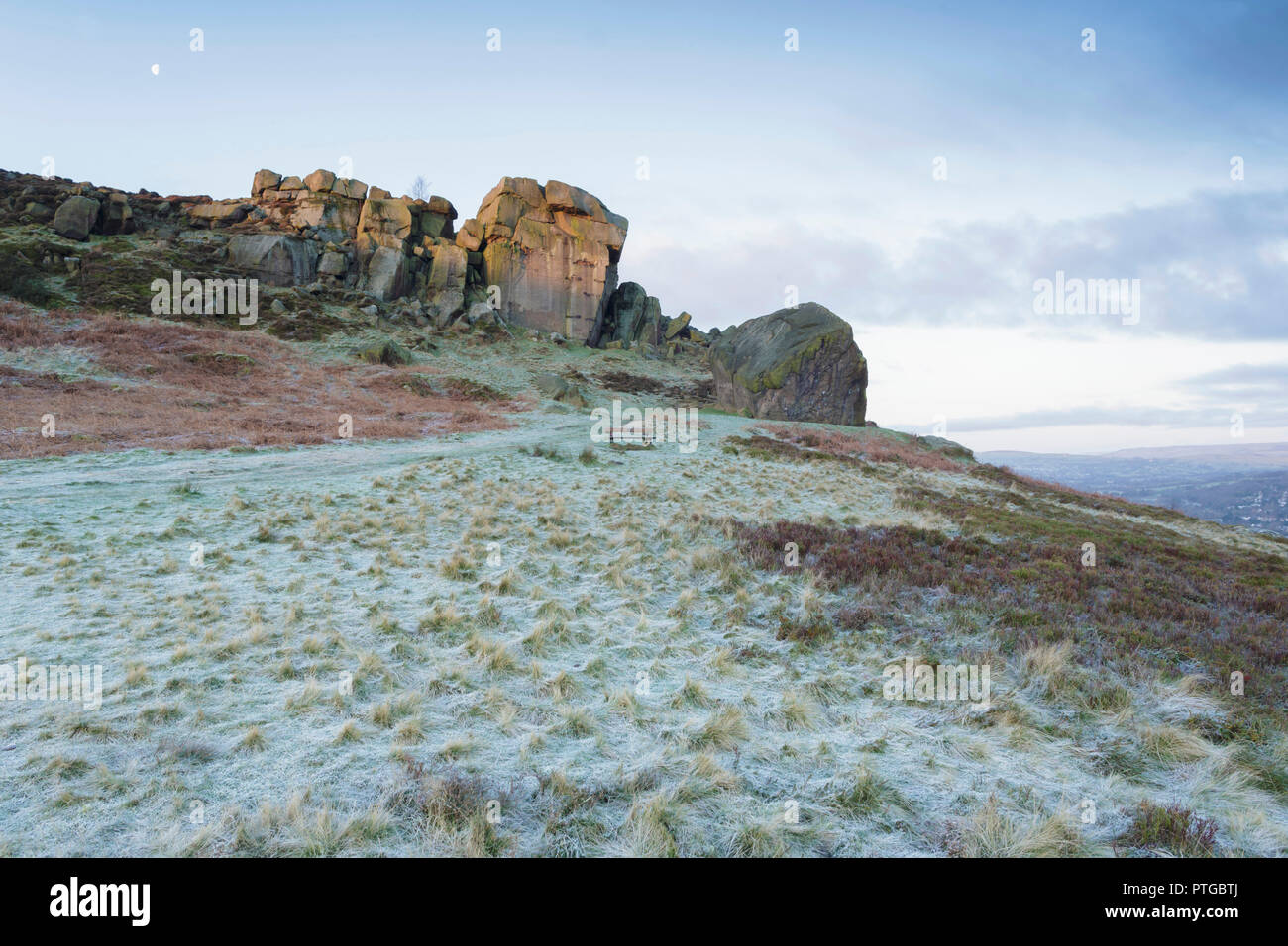 View of Cow and Calf rocks and frosted grasses at sunrise, Ilkley Moor ...
