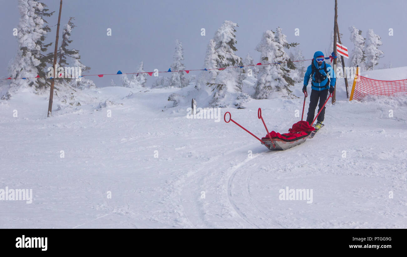 Mountain rescue stretcher snow hi-res stock photography and images - Alamy