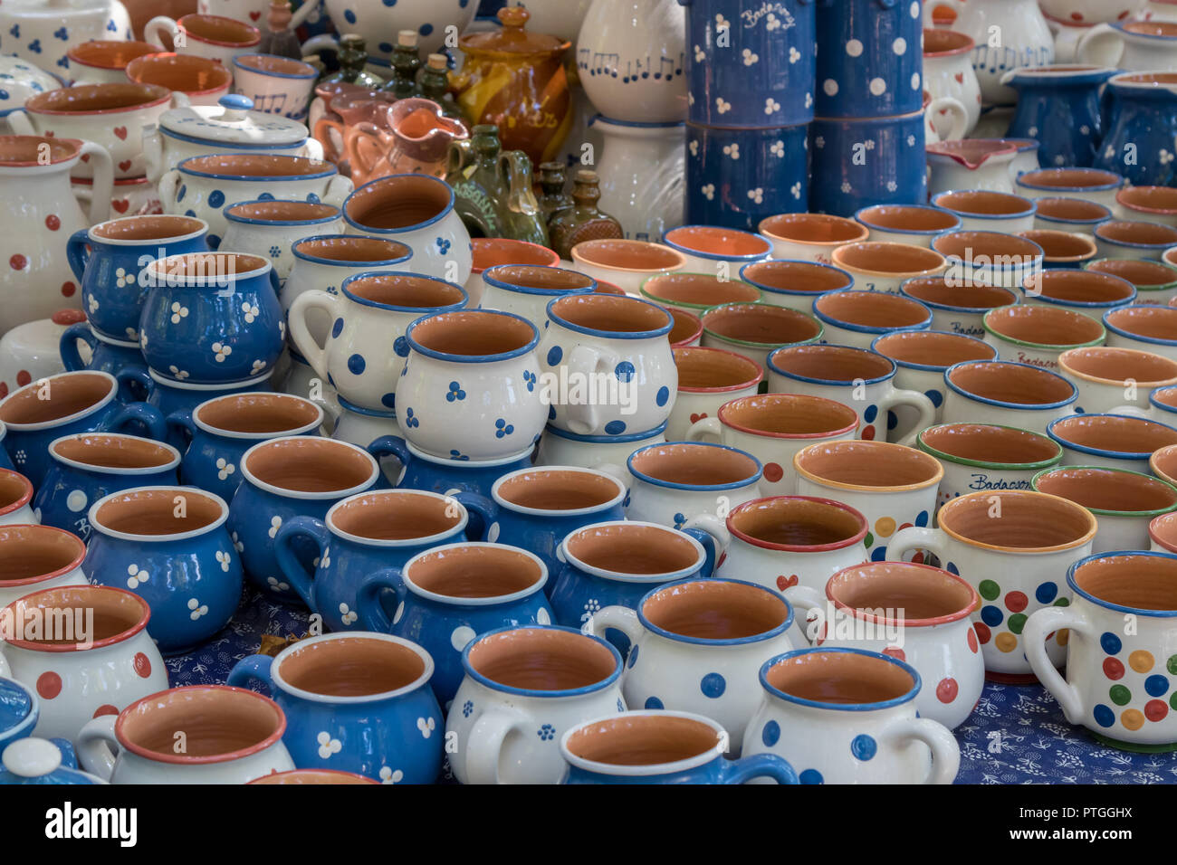 Traditional hungarian pottery in a market Stock Photo - Alamy