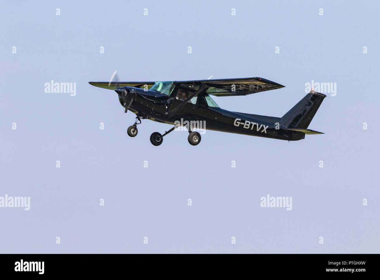 Cessna 152 cockpit hi-res stock photography and images - Alamy
