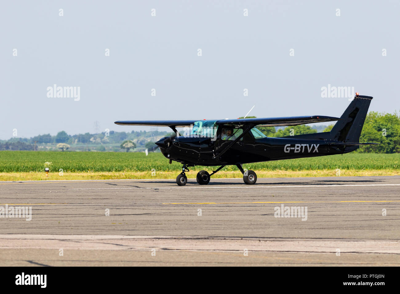 Cessna 152 cockpit hi-res stock photography and images - Alamy