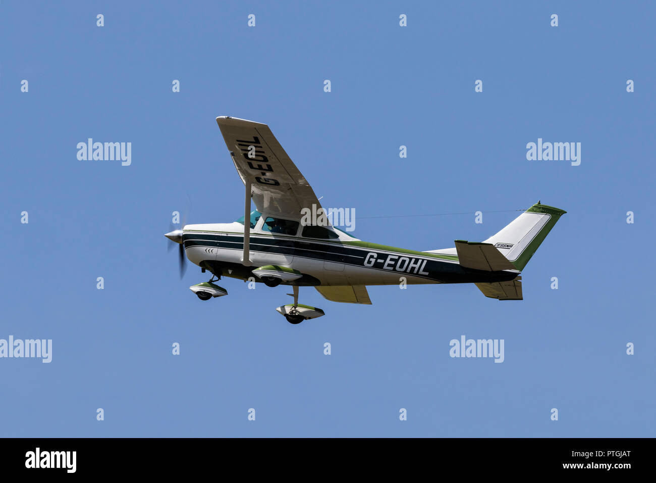 Cessna 182L Skylane G-EOHL Stock Photo - Alamy