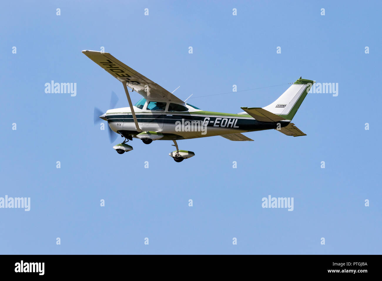 Cessna 182L Skylane G-EOHL Stock Photo - Alamy