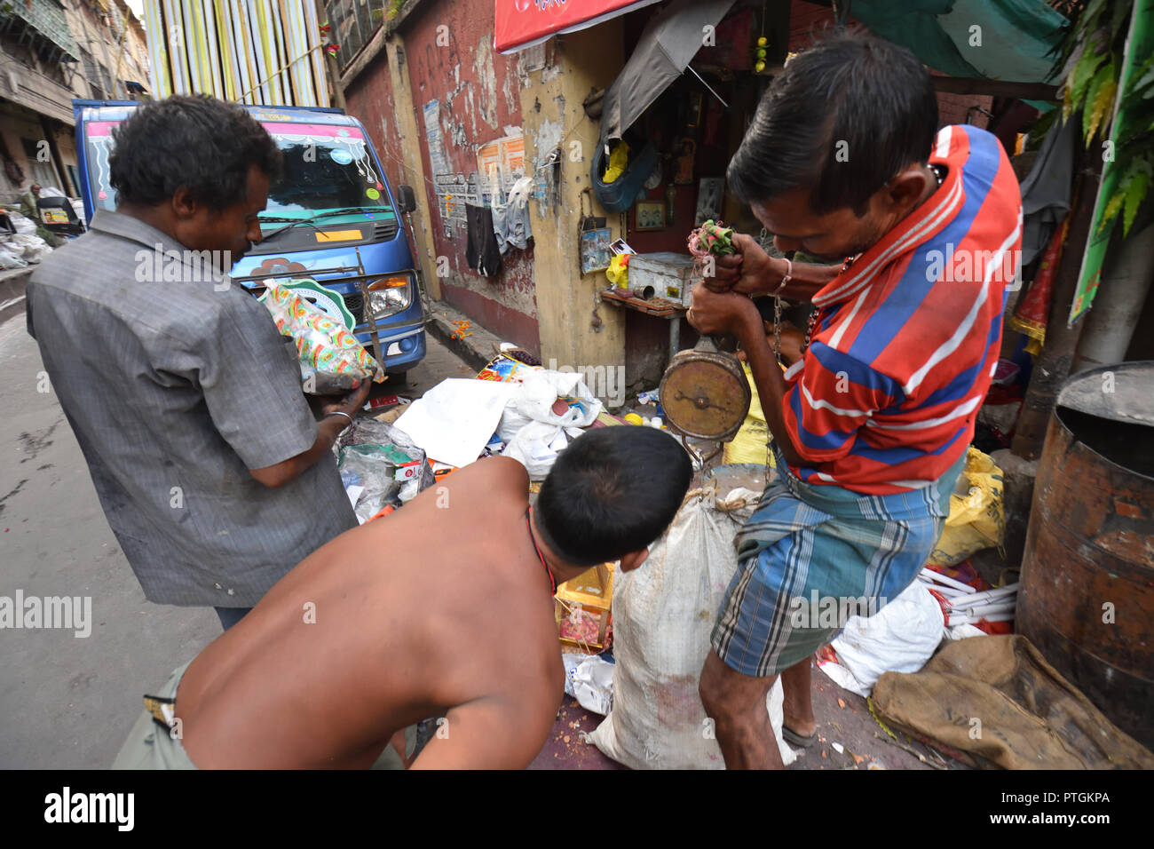 Reusable garbage shop on footpath at Rabindra Sarani (Chitpur Road ...