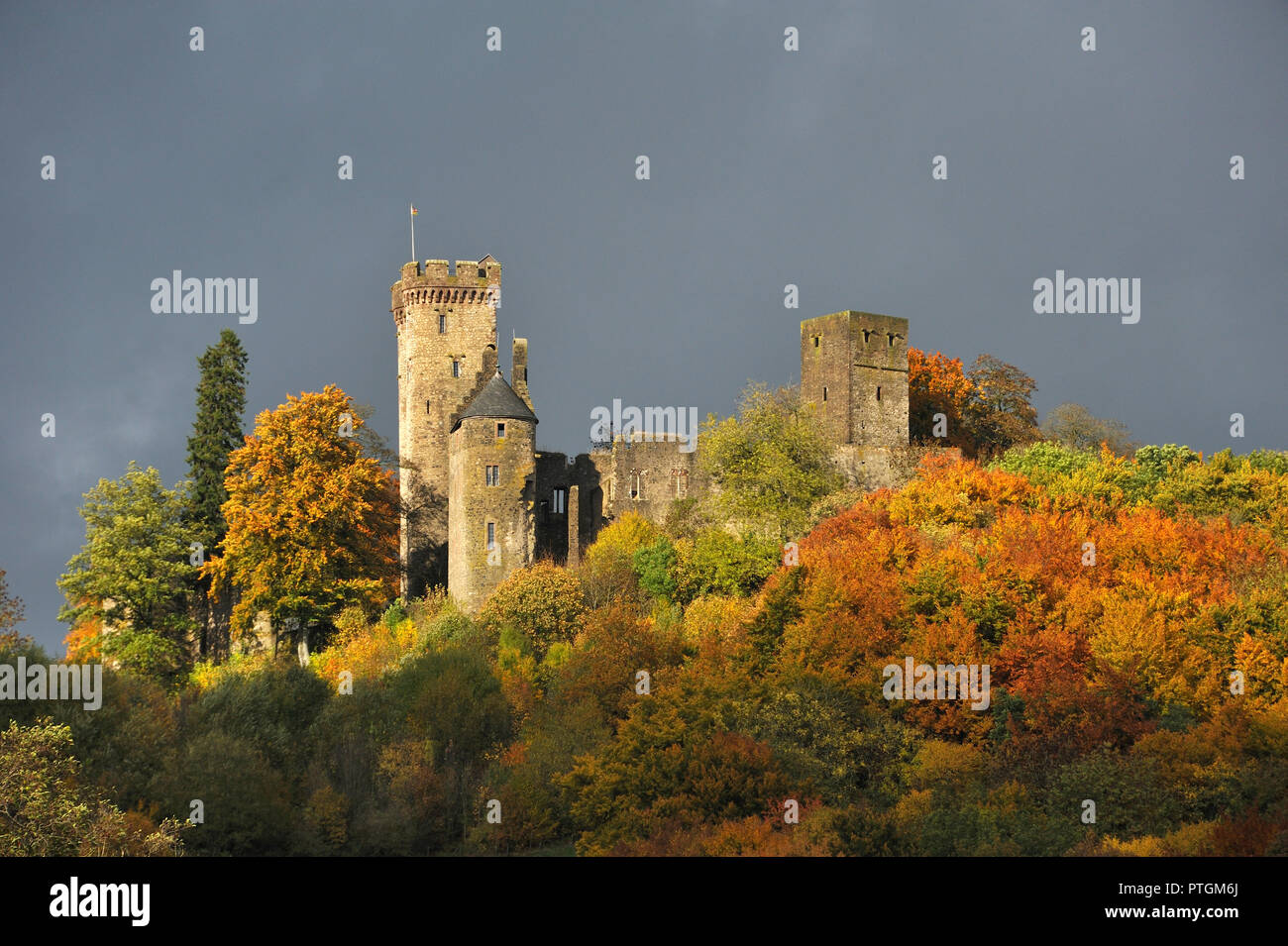 Gerolstein, Kasselburg. Erbaut im 12. Jahrhundert. Tor- und Wohnturm in ...