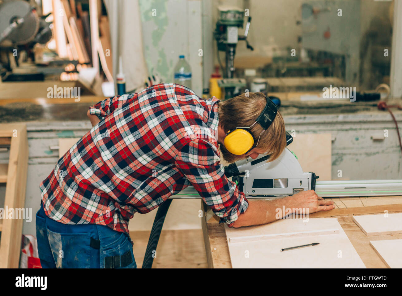 Craftsman activity hi-res stock photography and images - Alamy