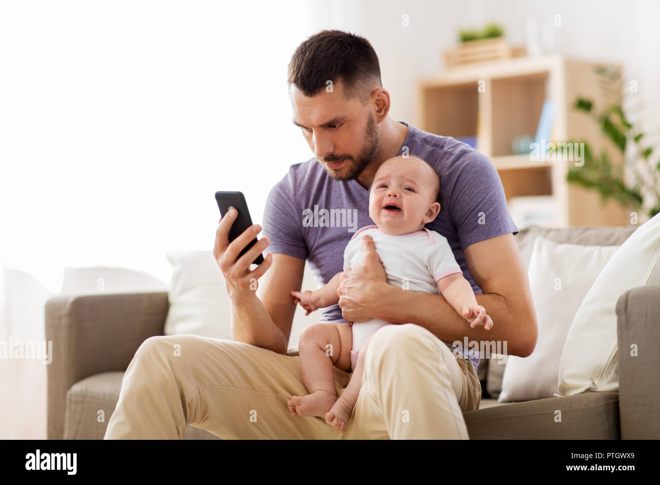 Child dad crying hi-res stock photography and images - Alamy