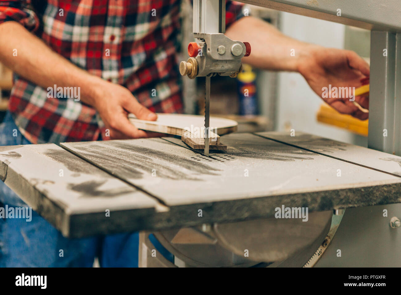 Worker sawing wood hi-res stock photography and images - Alamy