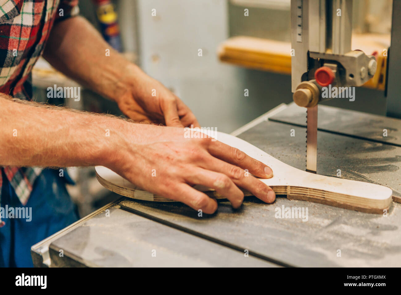 Worker sawing wood hi-res stock photography and images - Alamy