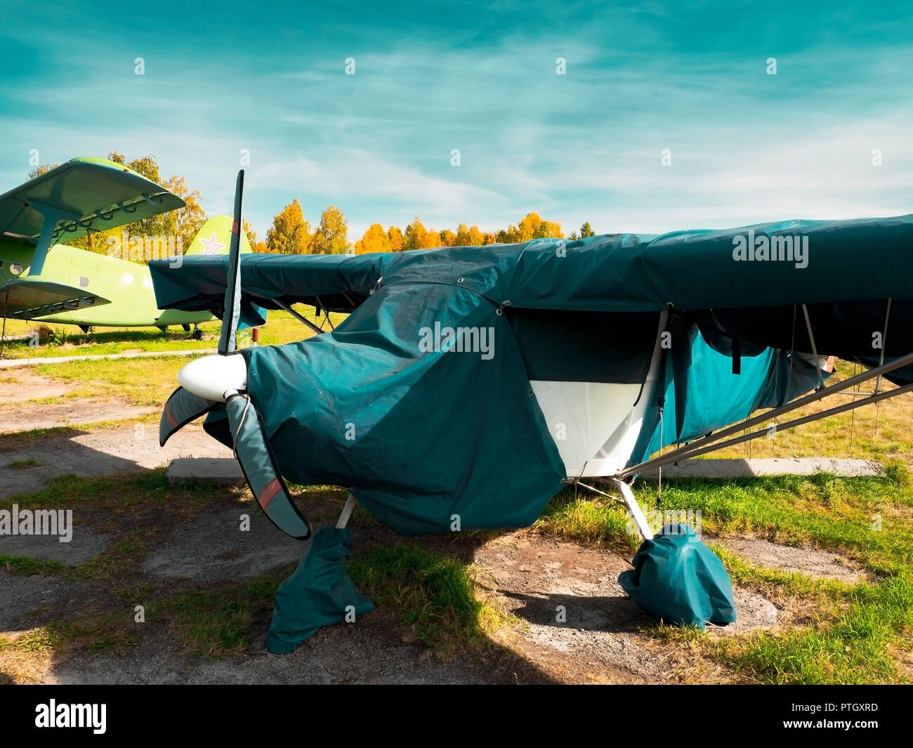 Classic airplane hi-res stock photography and images - Alamy