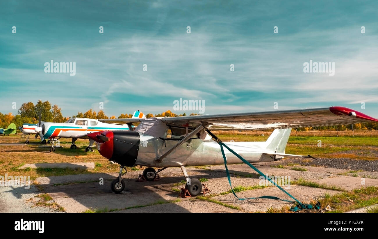 Silver plane hi-res stock photography and images - Alamy