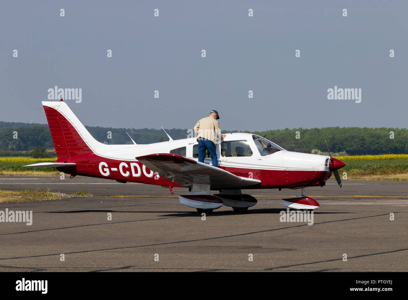 Piper PA-28-161 Cherokee Arrow II G-CDON Stock Photo - Alamy