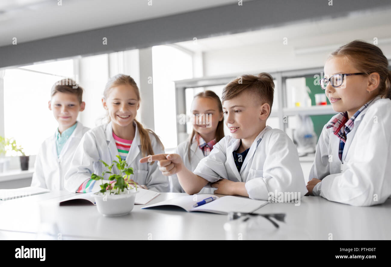 Class of biology hi-res stock photography and images - Alamy