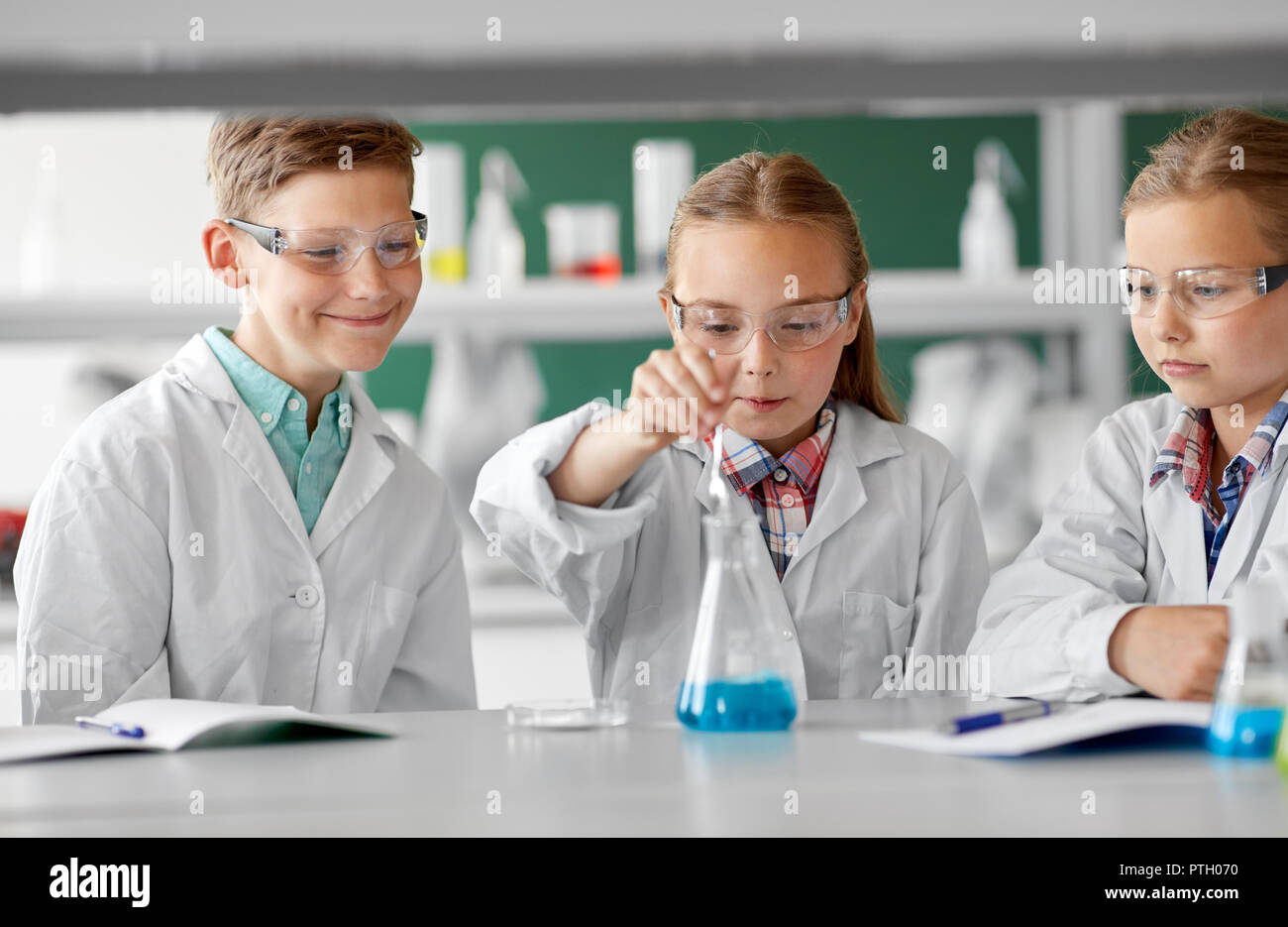 kids with test tube studying chemistry at school Stock Photo - Alamy