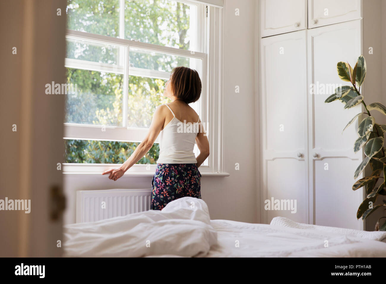 Woman looking out of window hi-res stock photography and images - Alamy