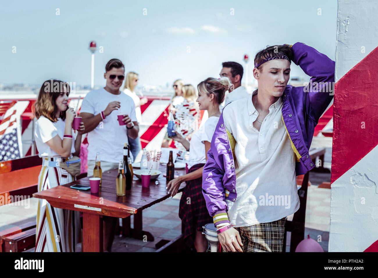 Young people drinking alcohol hi-res stock photography and images - Alamy
