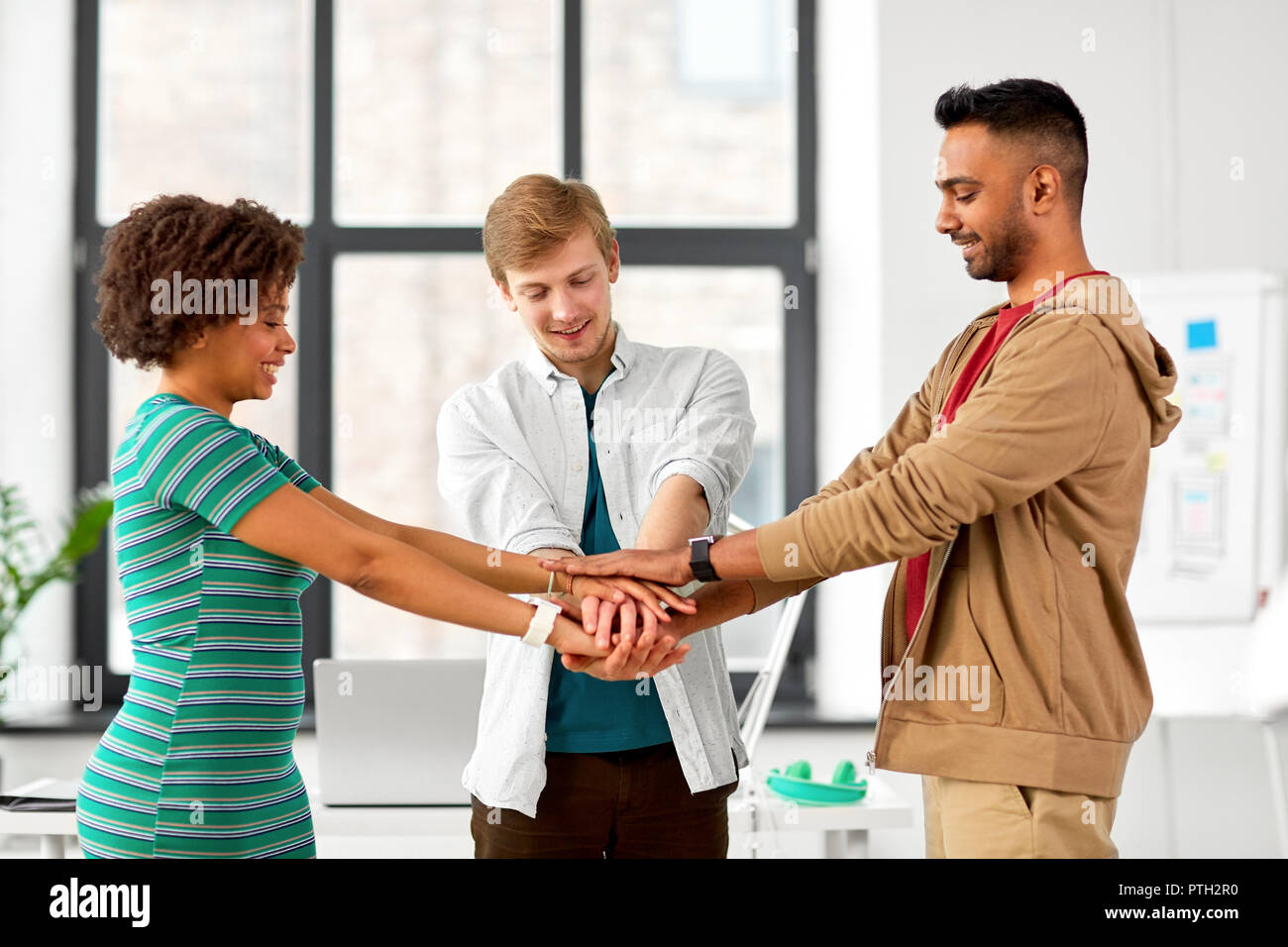 Teamwork hand hi-res stock photography and images - Alamy