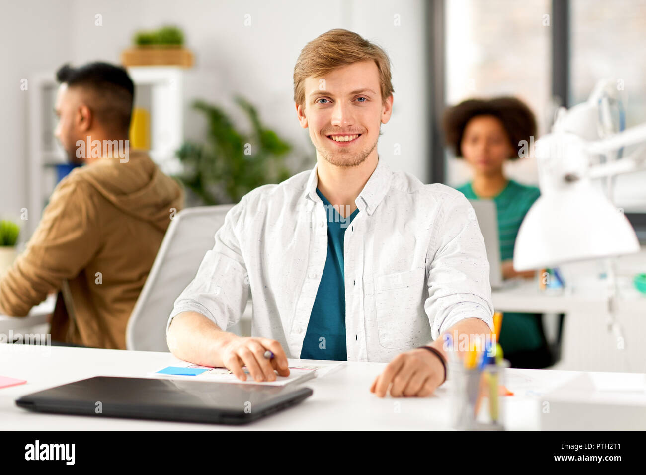 Creative worker hi-res stock photography and images - Alamy