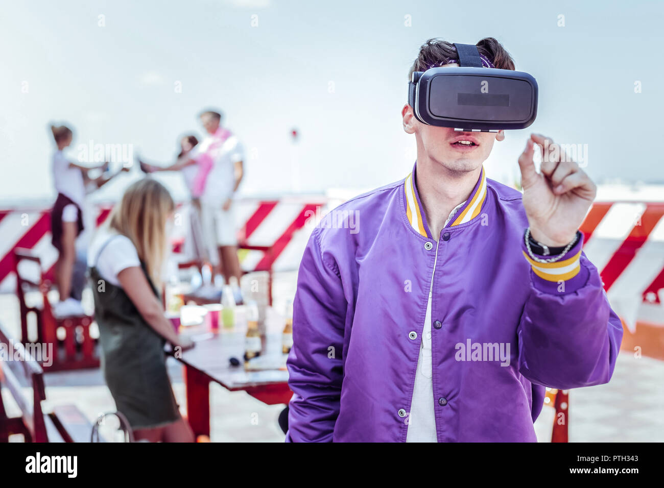 Gadget device addiction friends hi-res stock photography and images - Alamy