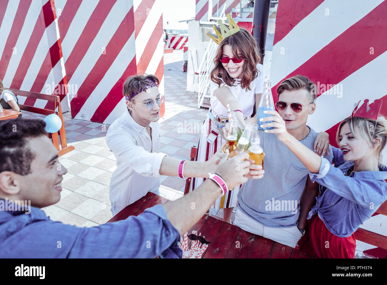 People drinking beer together hi-res stock photography and images - Alamy