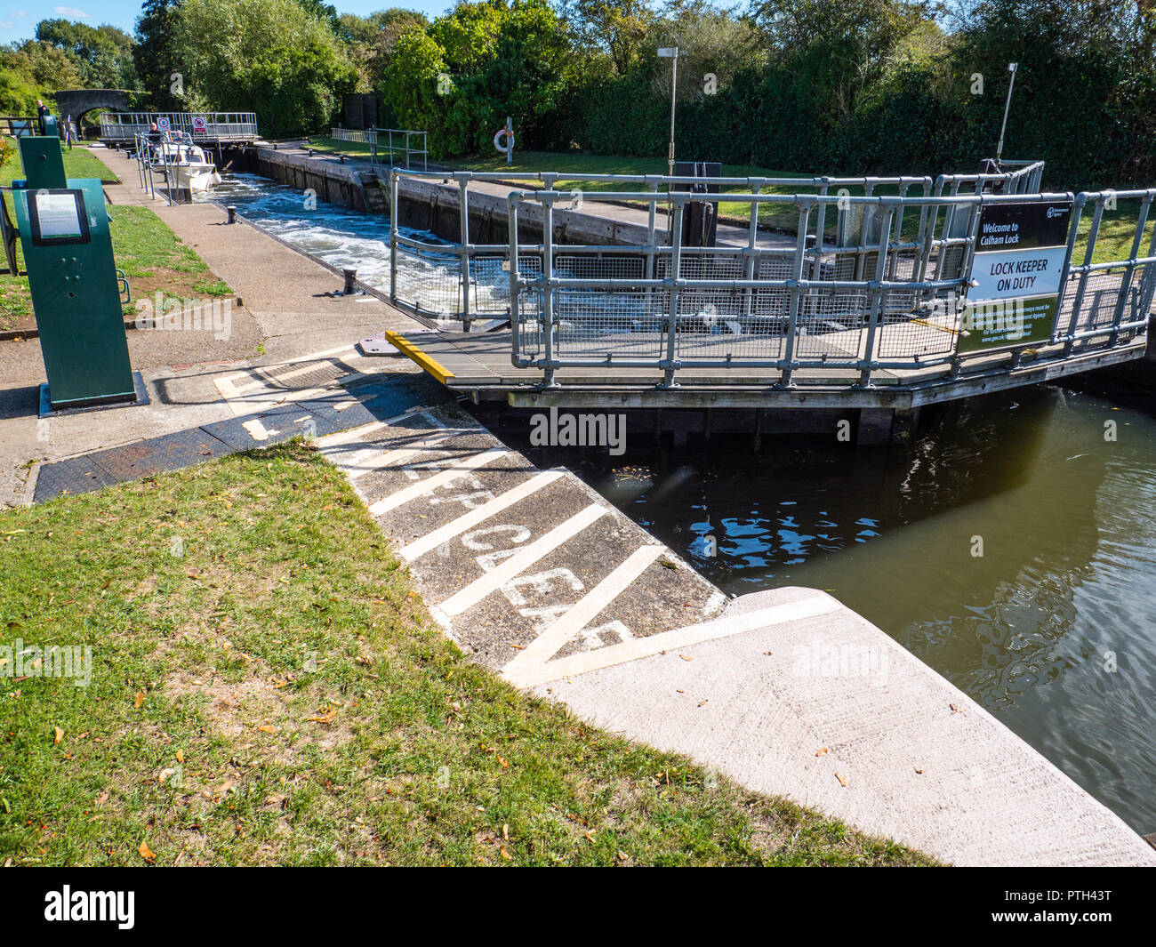 Boat Using, Culham Lock, River Thames, Oxfordshire, England, UK, GB ...
