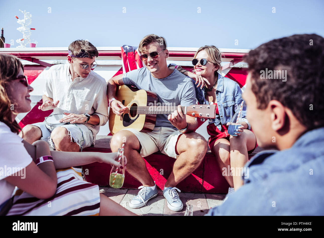 Relaxed performance hi-res stock photography and images - Alamy