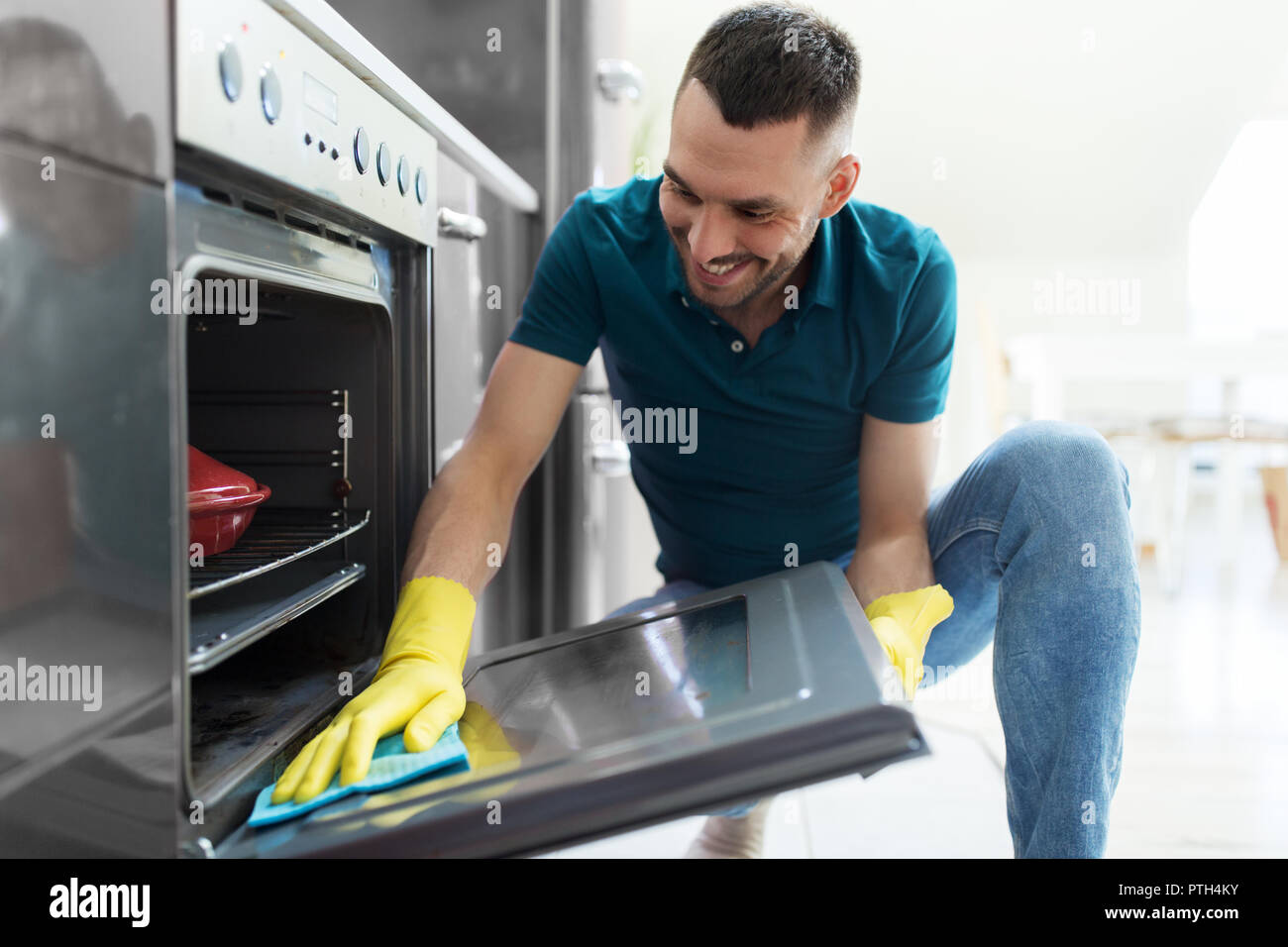 Man cleaning kitchen hi-res stock photography and images - Alamy