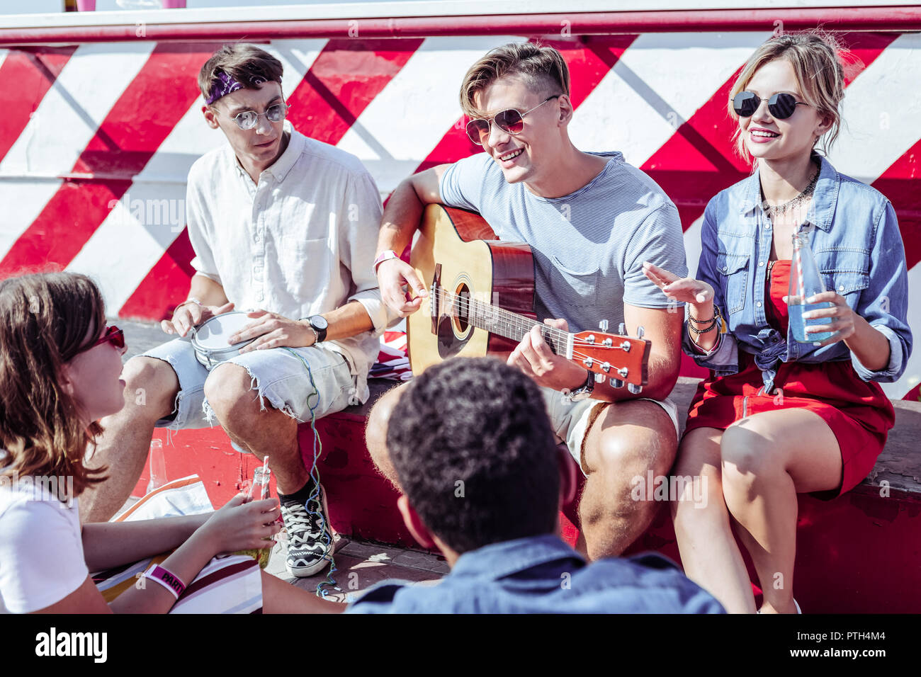 Rooftop performance hi-res stock photography and images - Alamy