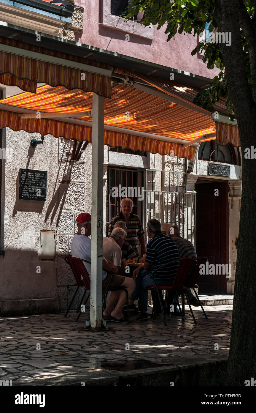 Destroyed chess table hi-res stock photography and images - Alamy