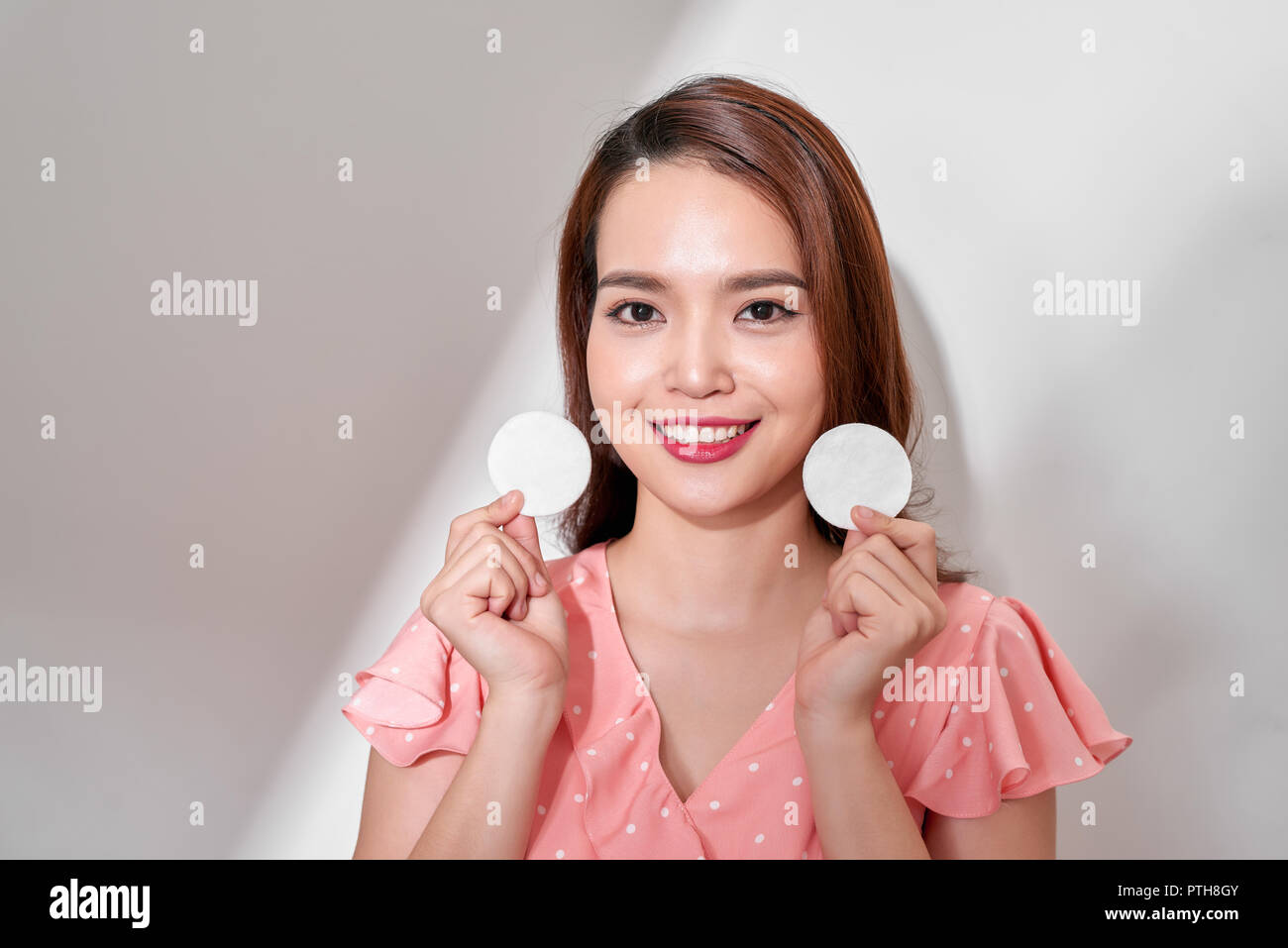 Hand cotton pad hi-res stock photography and images - Alamy