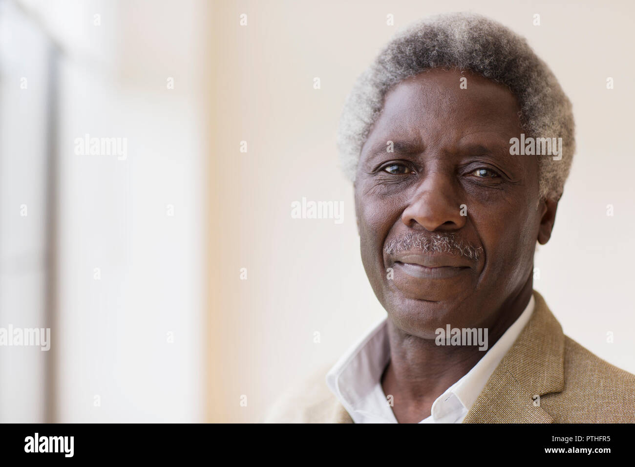 Portrait serious looking man hi-res stock photography and images - Alamy