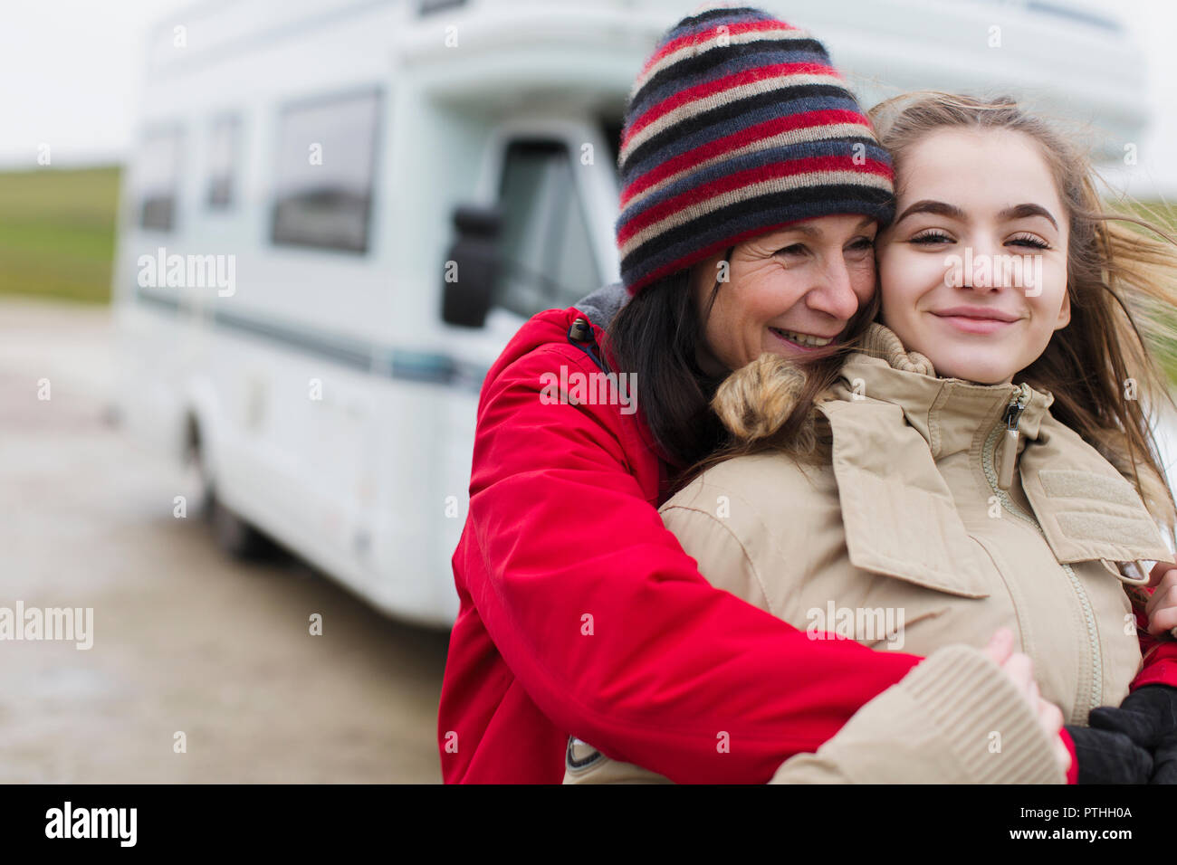 Mother daughter hugging outside hi-res stock photography and images - Alamy