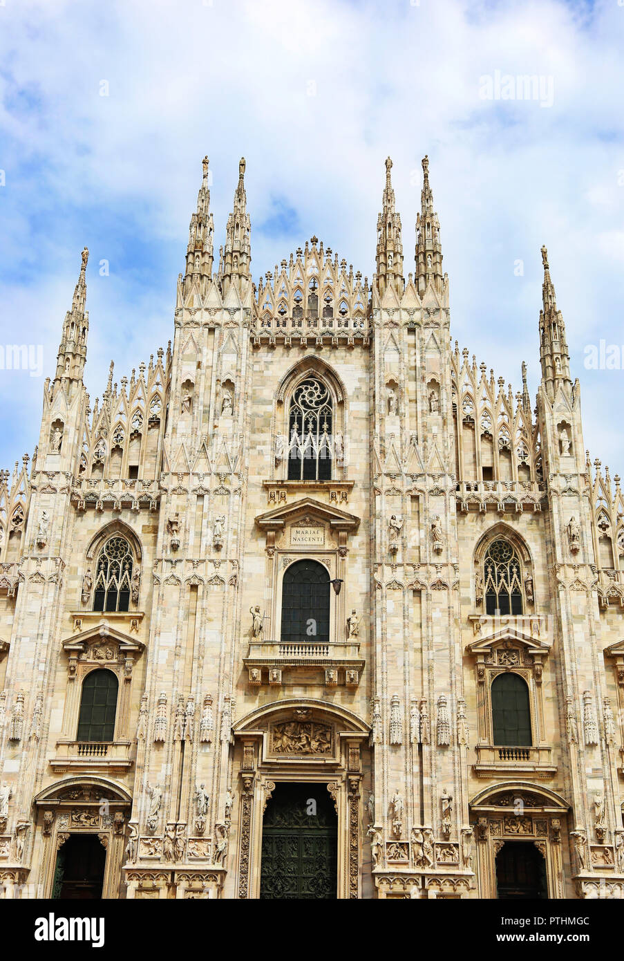 the cathedral of Milan Italy - famous italian architecture landmarks ...