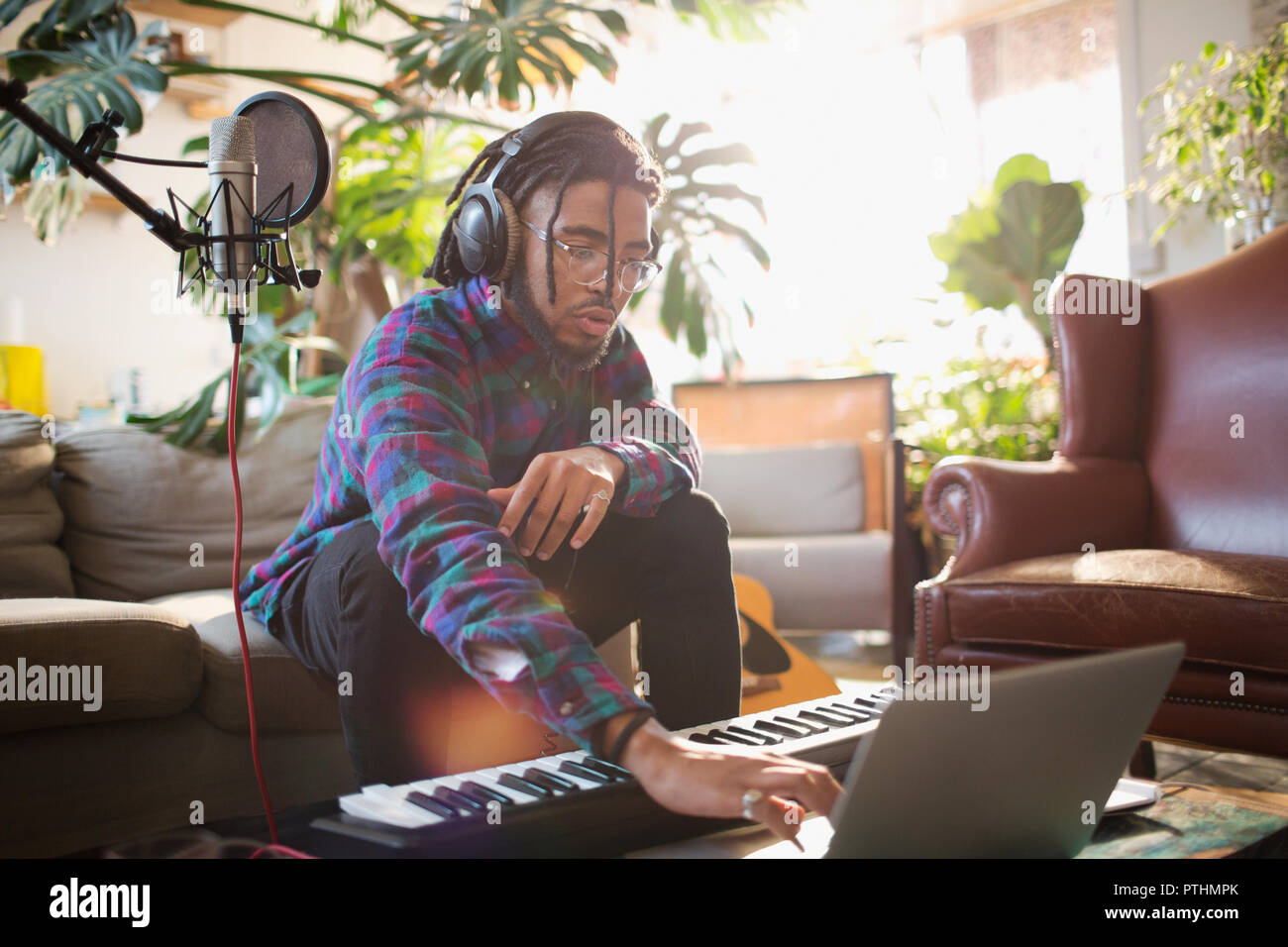 Male keyboard player hi-res stock photography and images - Alamy