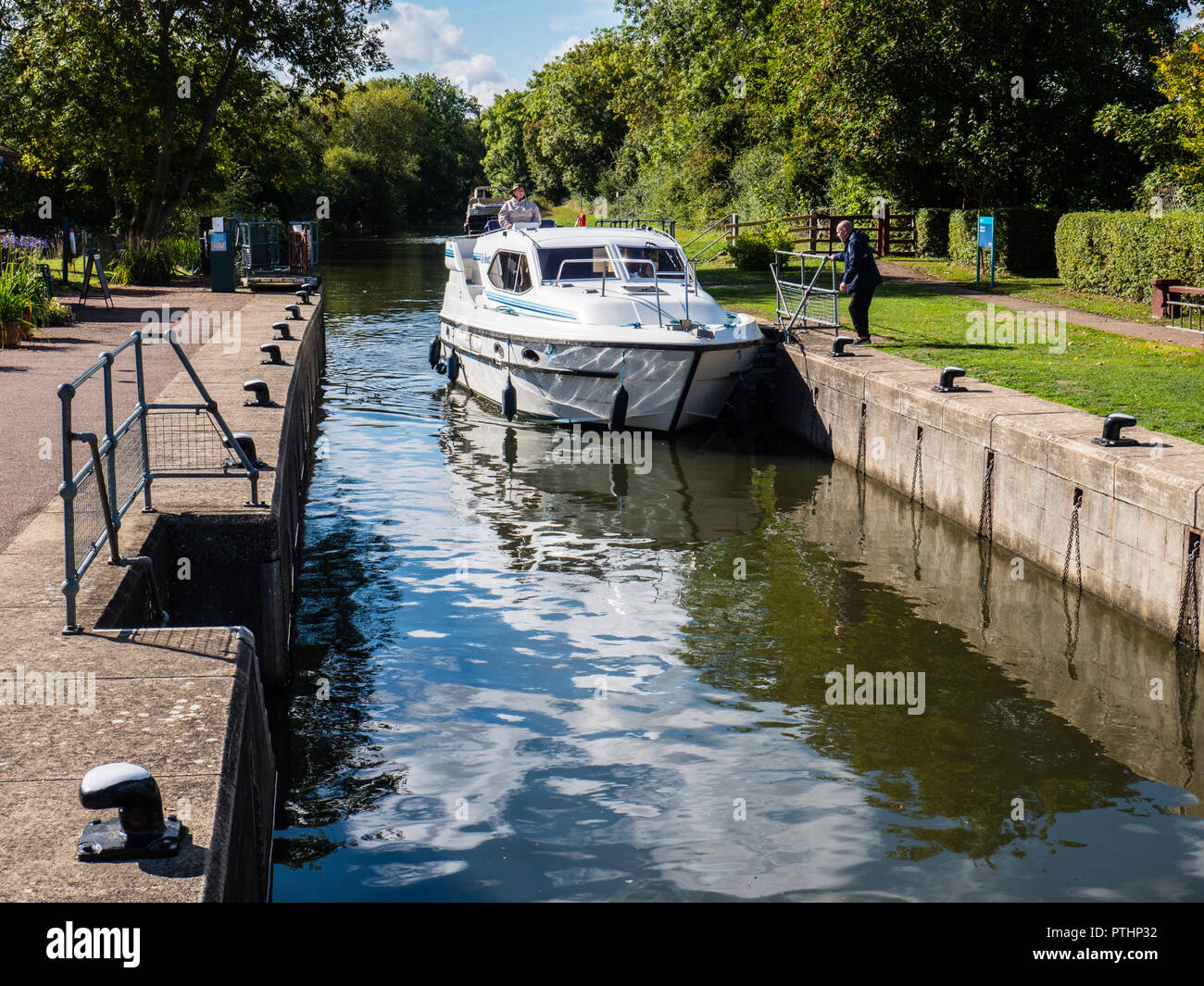 Boat Using, Clifton Lock, on the River Thames, Oxfordshire, England, UK ...