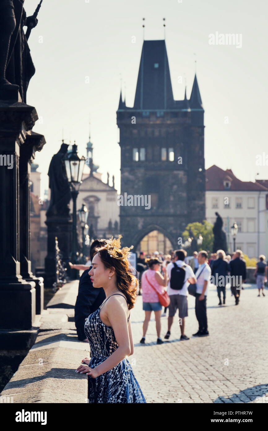 Couple prague charles bridge hi-res stock photography and images - Alamy