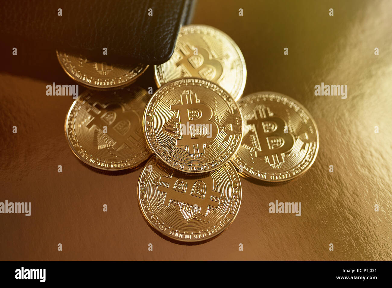 Spilled coins hi-res stock photography and images - Alamy