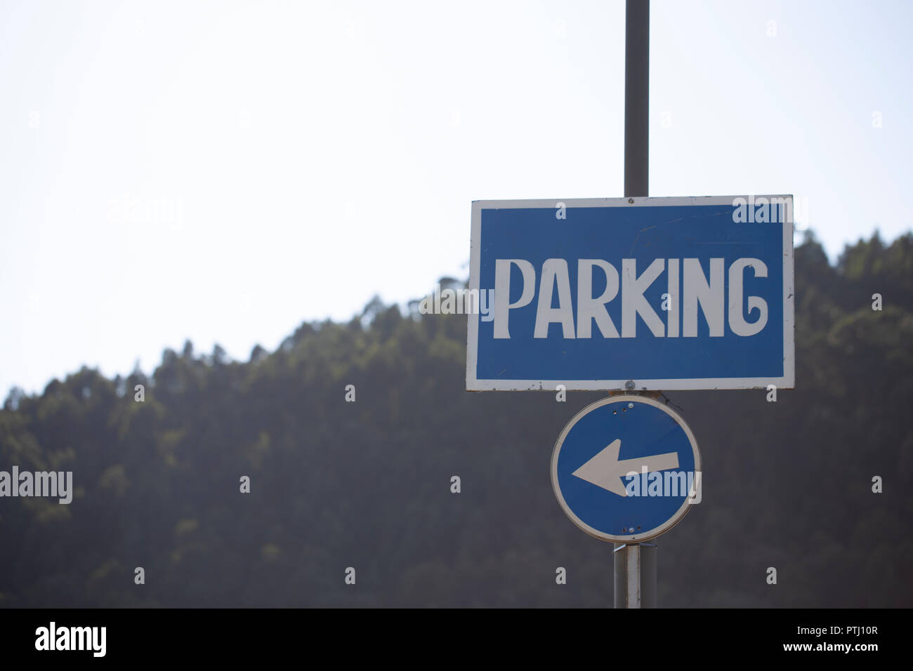 Sign which direction traffic parking hi-res stock photography and ...
