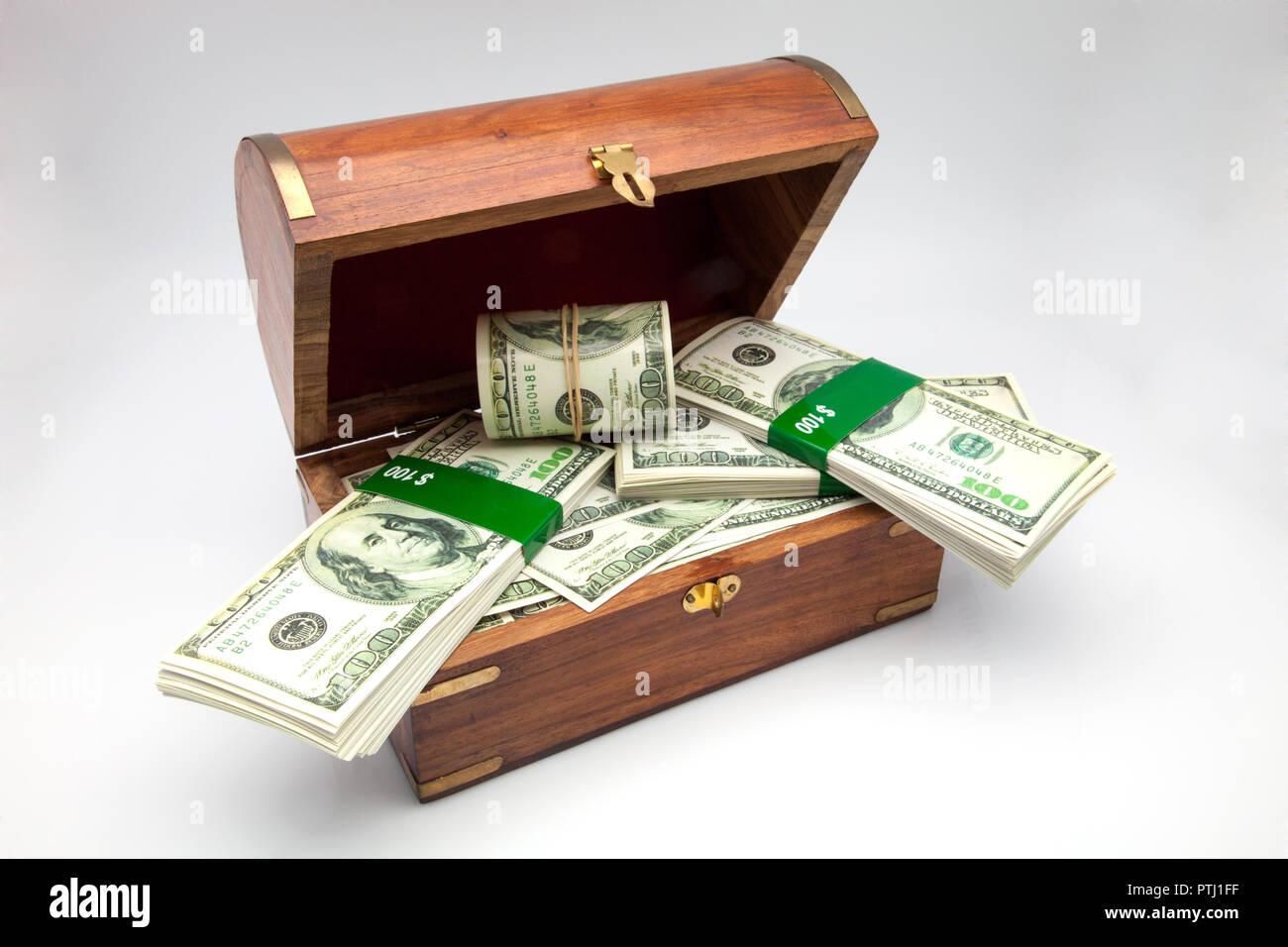 tresure chest full of money Stock Photo - Alamy