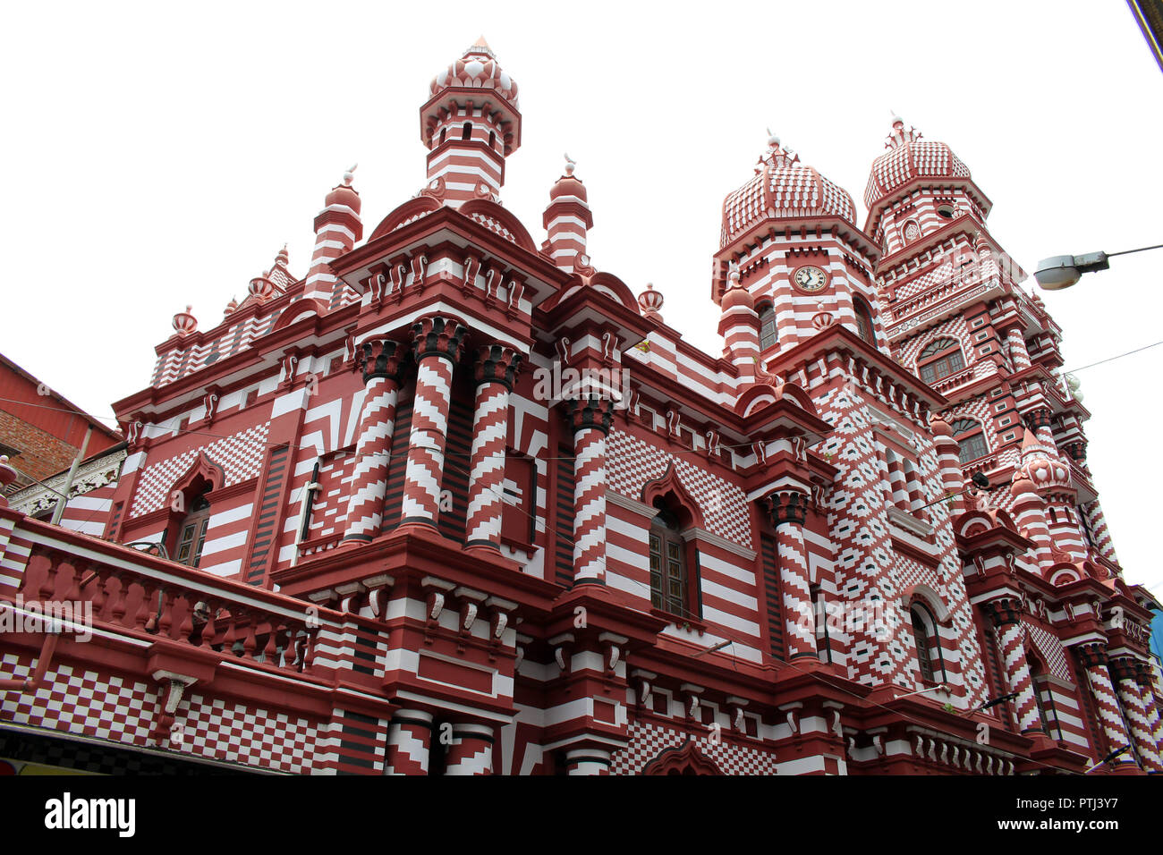 The interesting architecture of Red Mosque Jami-Ul-Alfar in Colombo ...
