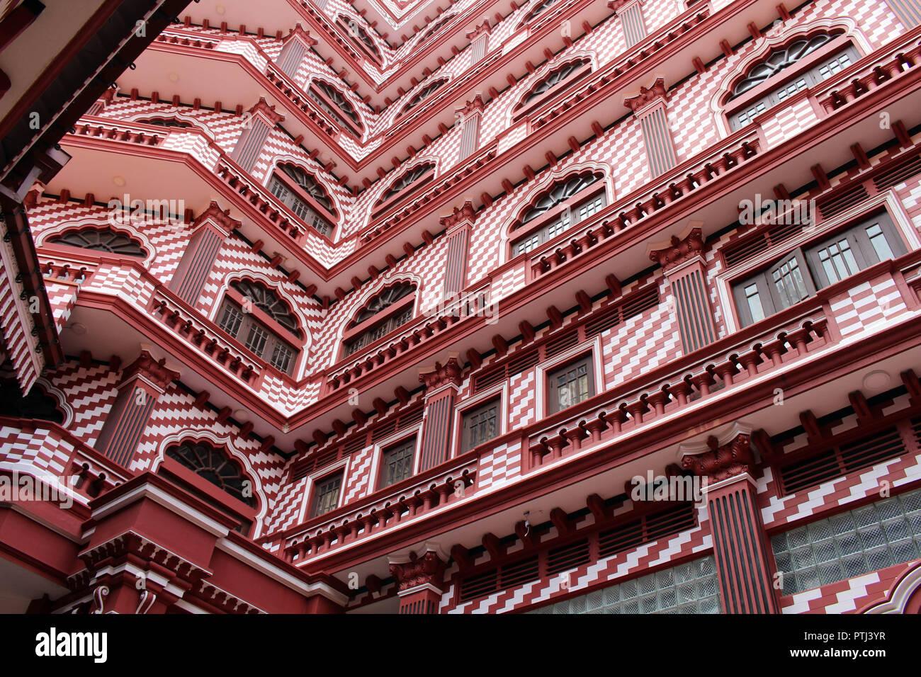 The interesting architecture of Red Mosque Jami-Ul-Alfar in Colombo ...